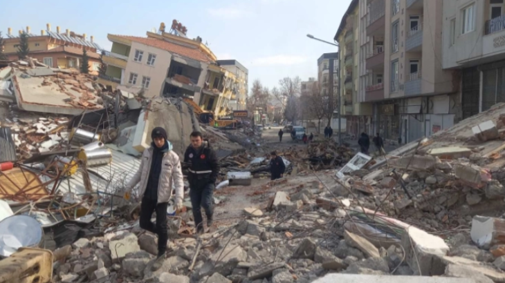 1.2 million left homeless in Turkey, as last-hope rescues reported