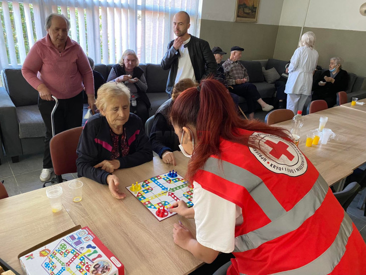 Црвен крст Куманово со повеќе активности го одбележува Меѓународниот ден на стари лица