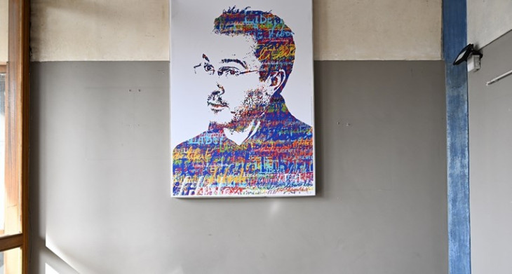 Почнува судењето на шест тинејџери поради убиството на францускиот професор кој покажуваше