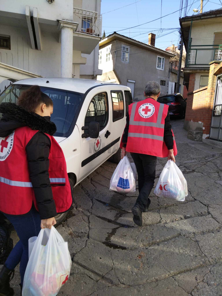 Општинскиот Црвен крст Велес подели 18 хуманитарни пакети со храна