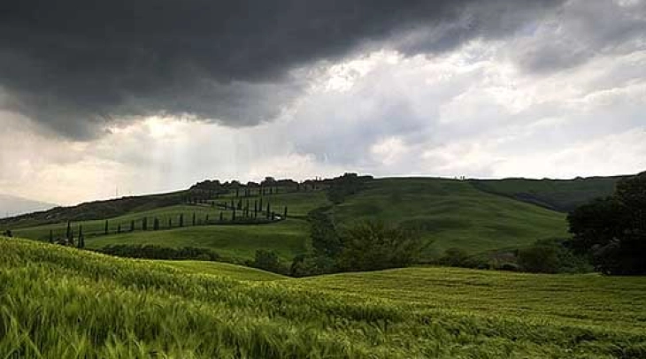 Mot i ndryshueshëm me vranësira me shi të rrëmbyeshëm dhe bubullima