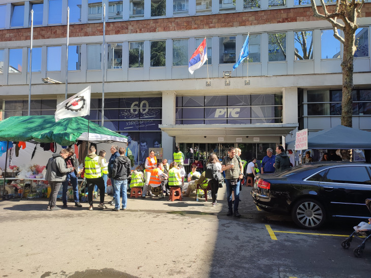 Блокадата на објекти на РТС во Белград трае повеќе од 80 часа