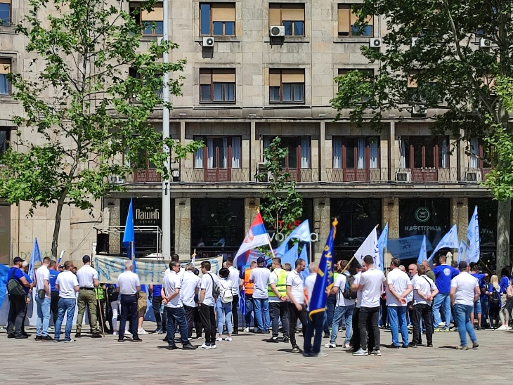 Синдикатите во Србија го одбележуваат Први мај во Белград со студентите на протест и пред Владата